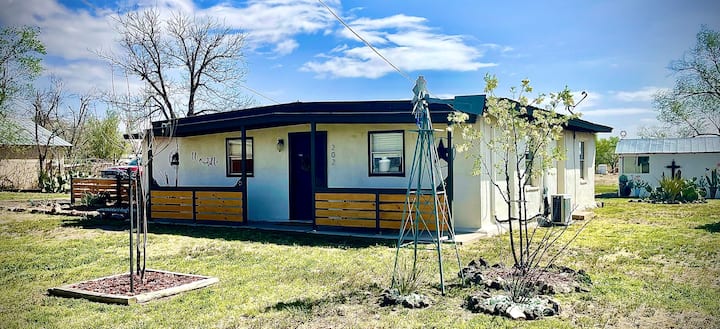 El Ocotillo: Convenient & Stylish Stargazing Spot - Fort Davis, TX