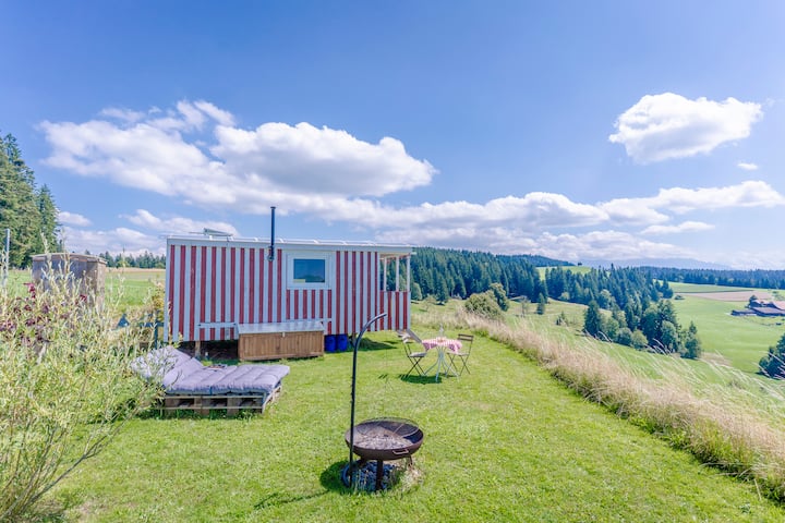 Zirkuswagen In Der Natur
Mit Traumhafter Aussicht - Switzerland