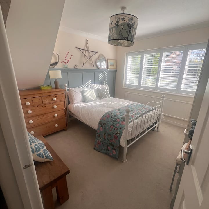 Warm Welcome. One Lady Owner - Highclere