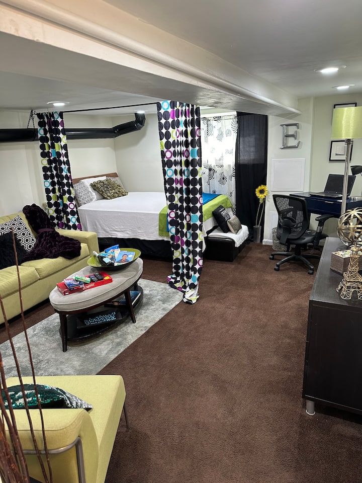 Spacious Studio Garden Unit - Chicago, IL