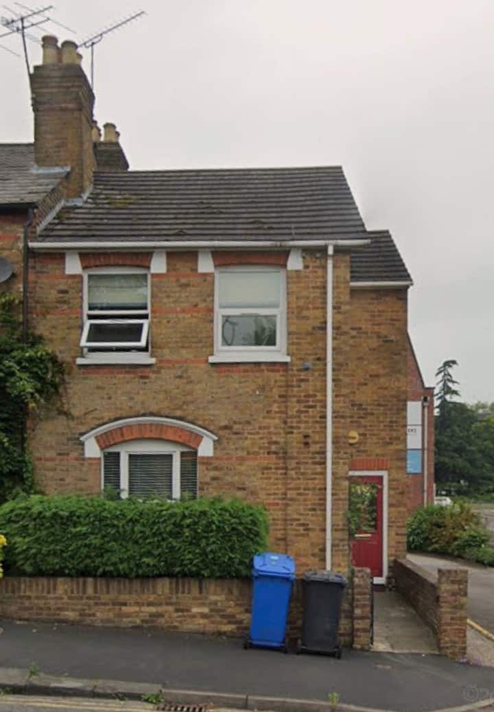 3 Large Bedrooms, Parking X 3, 5 Mins To Train - 말로