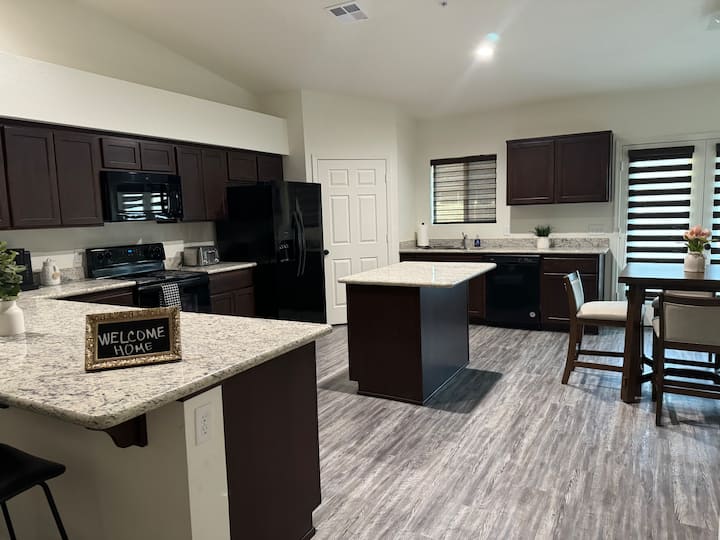 Comfortable Modern 3 Bedroom 2 Bath Spacious Yard - Yuma, AZ