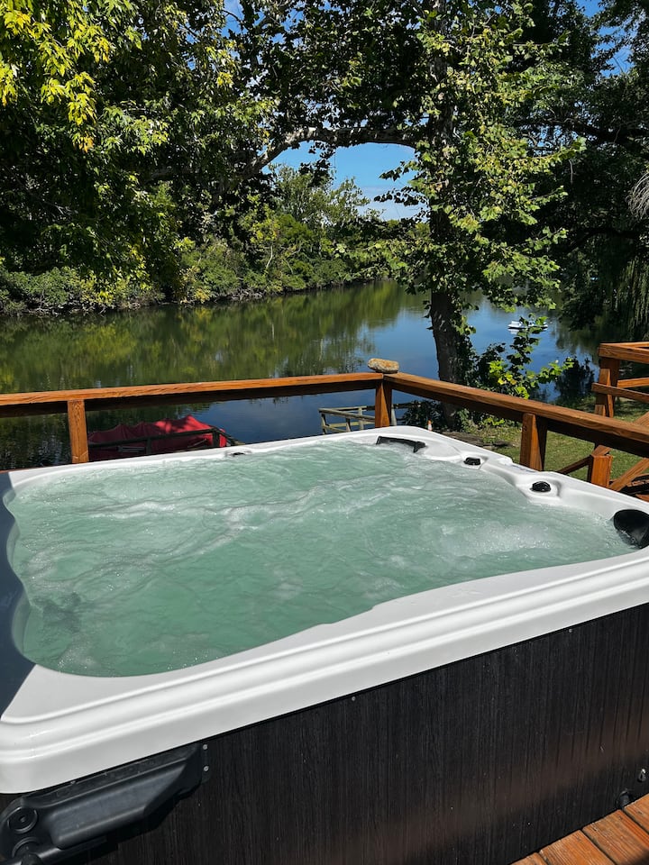 City Cabin On River: Hot Tub, Tranquil + Scenic - Nora - Indianapolis