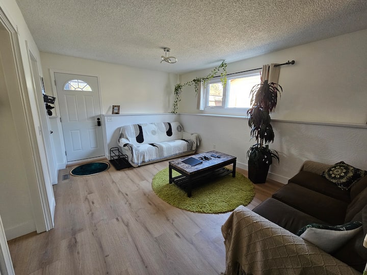 Cozy Walkout Basement Close To Airport - Calgary