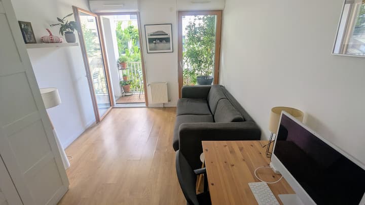 Chambre Lumineuse, Très Calme Avec Un Balcon Privé - Paris