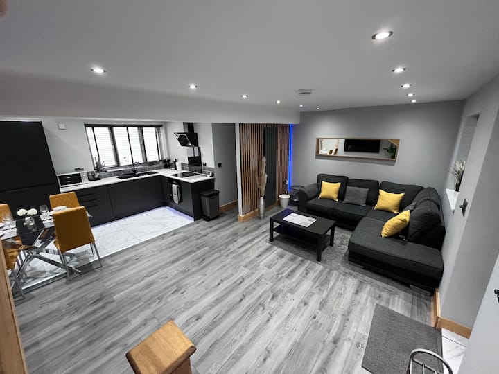 Entire 2 Bedroom Guest House  + Free Parking. - Nottingham