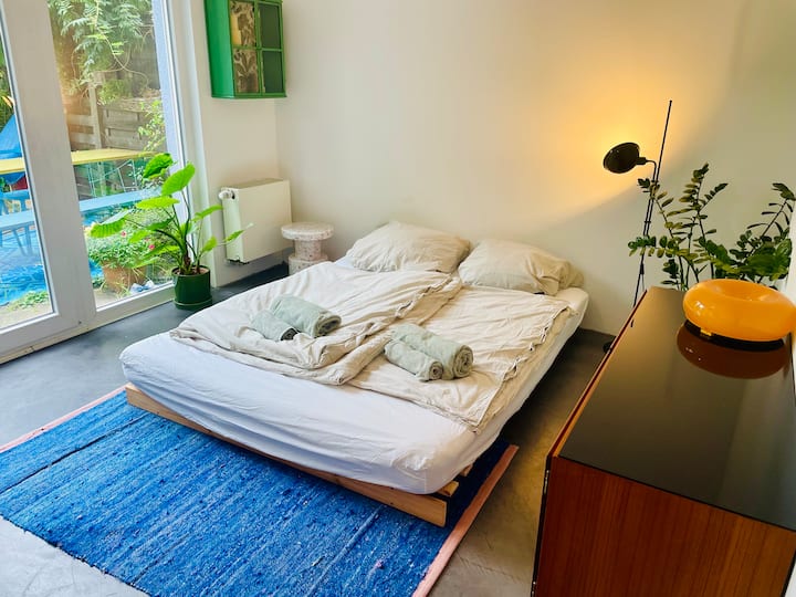 Room With Private Garden - Cologne