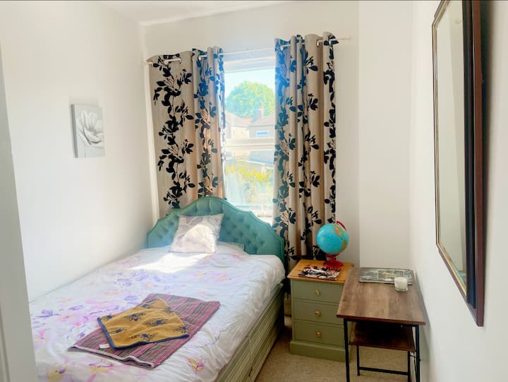 Double Bed In A Single Room - Northampton