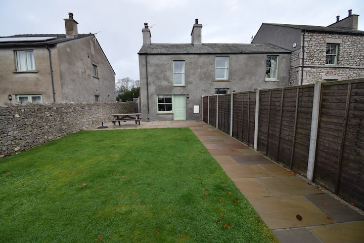 Dog-friendly 2-bed Village Cottage | Pool Access - Carnforth