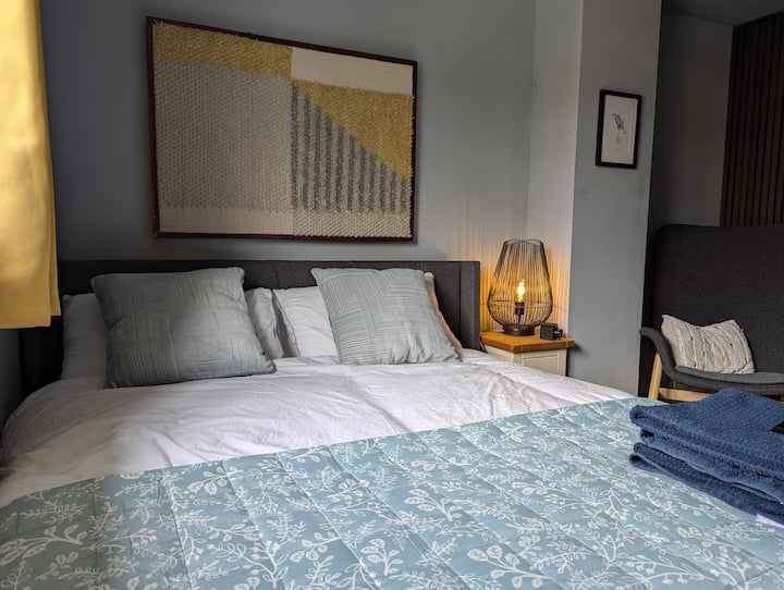 Large Bedroom In West Bridgford - Newark-on-Trent