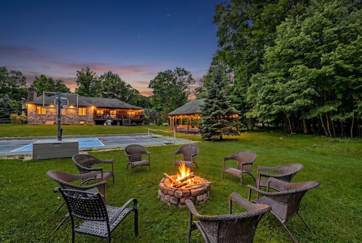 Sleeps 30-(2) Houses 11 Br 6.5 Ba Pickleball Wifi! - Lausanne Township
