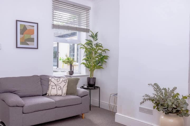 Luxury Home | Free Parking | Groups & Contractors - Stoke-on-Trent