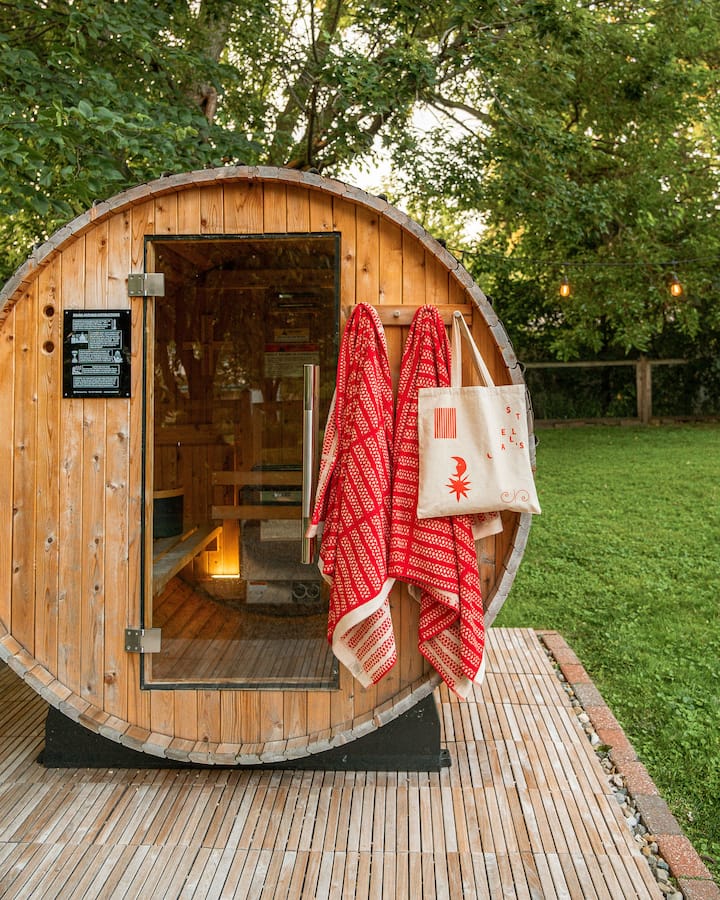 Pet Friendly Stylish Retreat With Sauna, Hot Tub - Three Oaks, MI