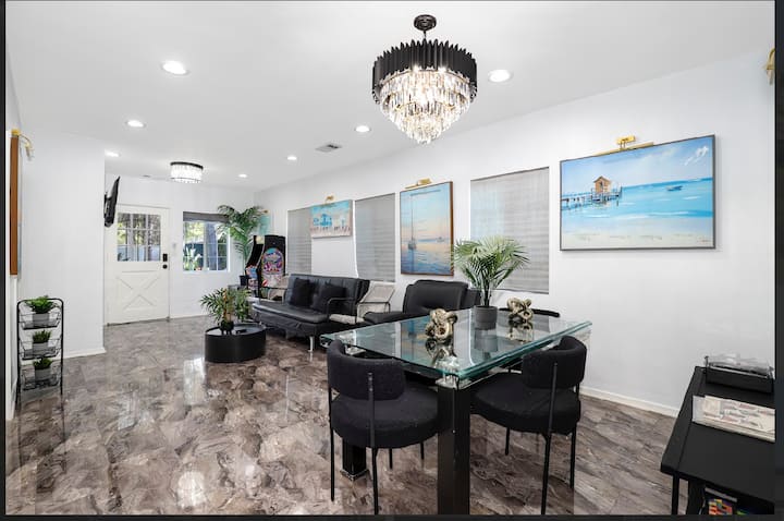 * Luxury Oasis Estate -Stunning Resort Style Charm - ダウニー, CA