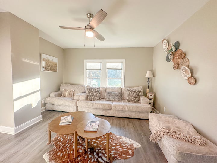 Reagan’s Retreat~farmhouse Cottage On 45 Acres - Smith Mountain Lake, VA