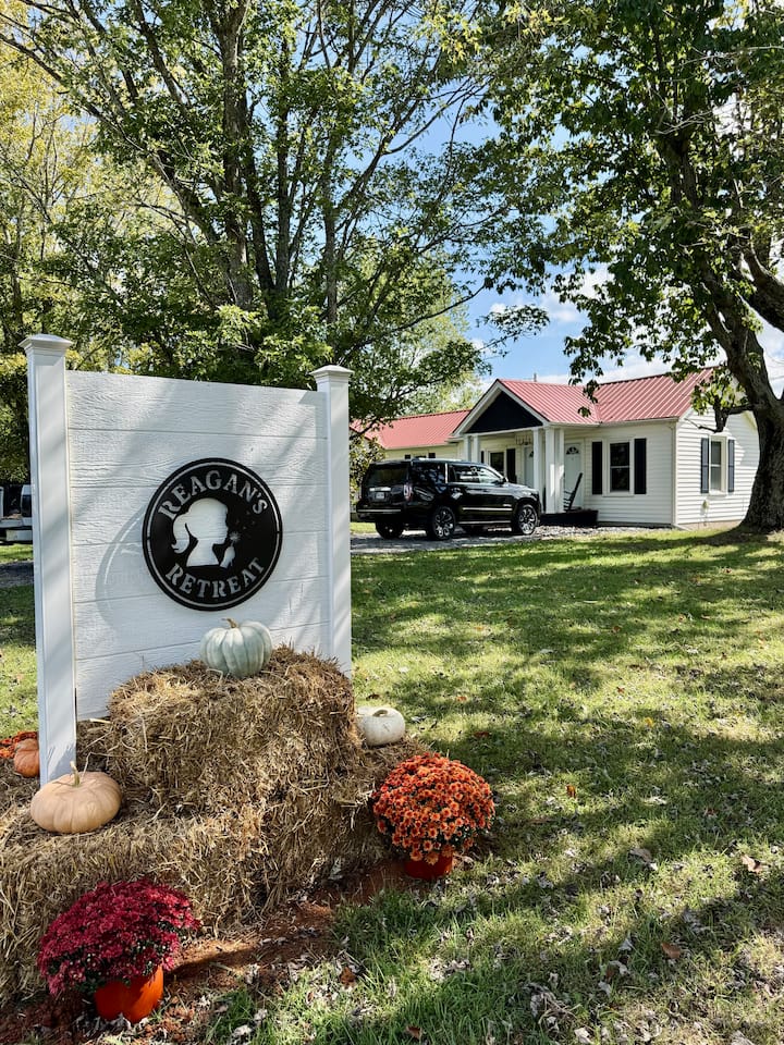 Reagan’s Retreat~farmhouse Cottage On 45 Acres - Smith Mountain Lake, VA