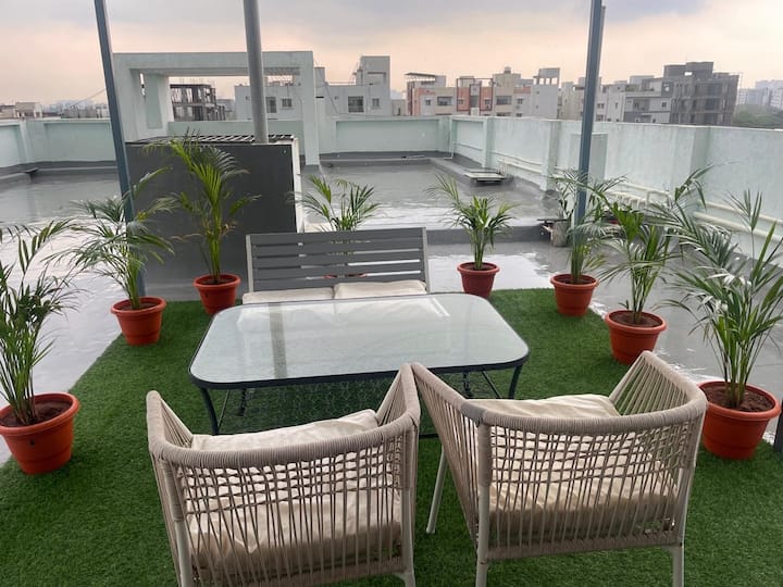 High Rise Penthouse + Loft With Sitting! + Park - India