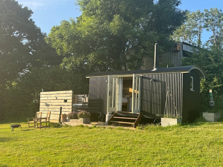 Cosy Shepherds Hut – Hot Tub, Pubs & Paws - Dorset
