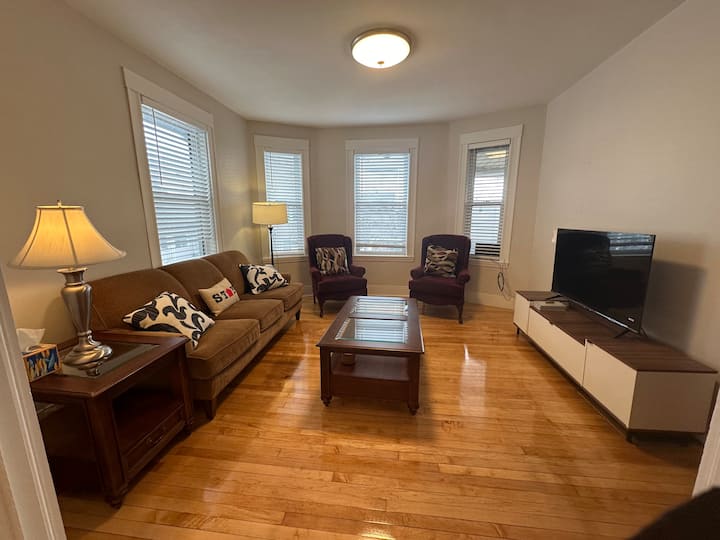 3 Bed 1.5 Bath- Parking, W & D - Everett