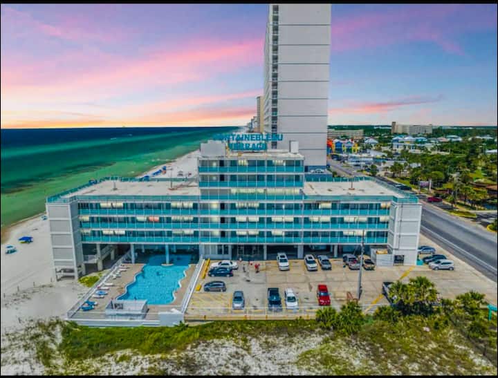 Beachfront Condo Pool + Chairs & Cooler Pcb! - Panama City Beach, FL
