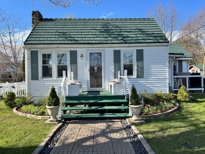 Cozy And Charming
Cottage - Boyne City, MI