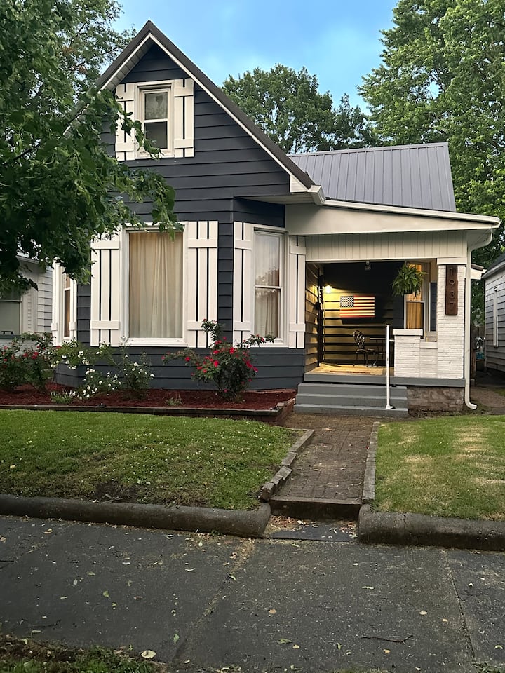 Charlotte’s 4br Craftsman Retreat W/ Sunroom - Terre Haute, IN