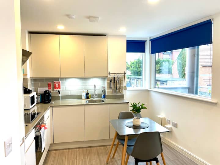 Central Location (Gated Parking, Wi-fi & Balcony) - Westcliff-on-Sea