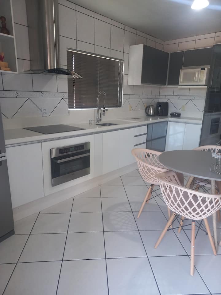Apto Com 2 Quartos Climatizados, Otima Localização - Joinville