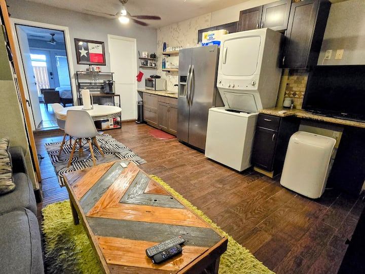 Entire Bottom Unit In Townhome By Park & Airport - San Antonio