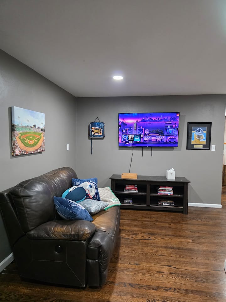 Springfield Stay For 8 With Parking & Laundry - Ludlow, MA