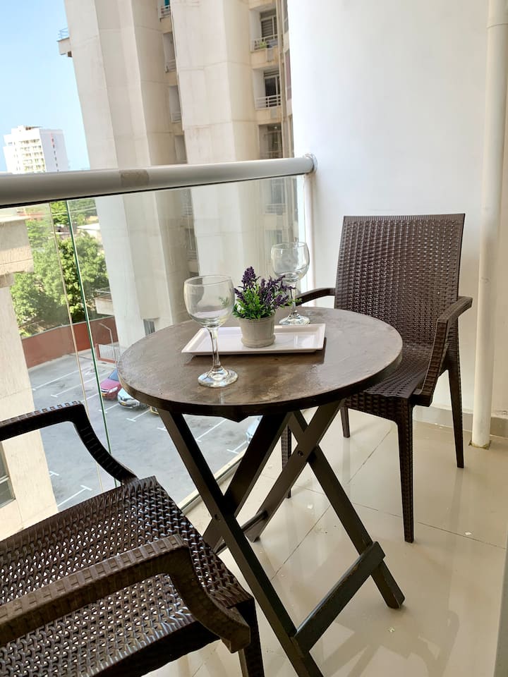 Modern Balcony Stay • 5 Min To Beach & Center - 