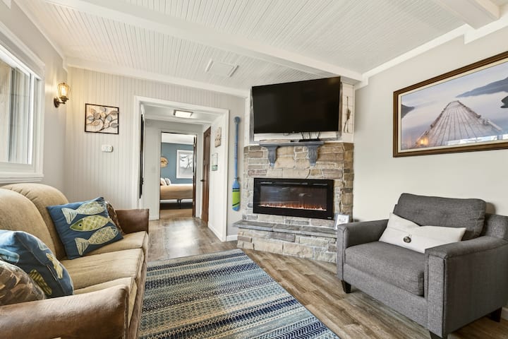 King + Queen Suite In Downtown Minocqua - Minocqua, WI