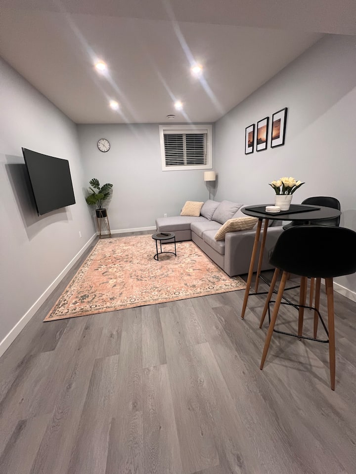 Modern Private Suite | Sparkling Clean & Serene - Calgary