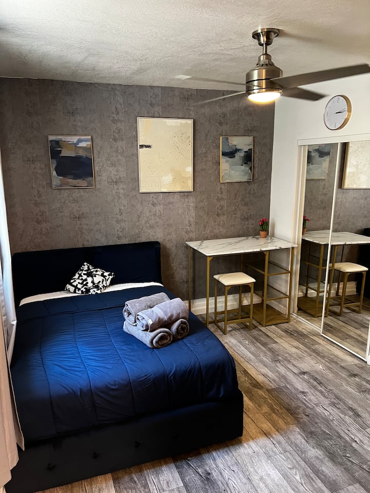 The Backyard Escape *Free Parking* (2 Full,1 Twin) - Parkwest Bicycle Casino