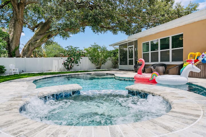 {Up To 60% Off} Heated Pool & Spa -Mins To Beach - Swan Lake, Clearwater