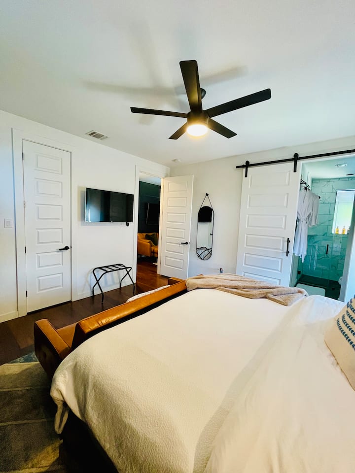 Modern Home W/pool Near Downtown - San Antonio, TX