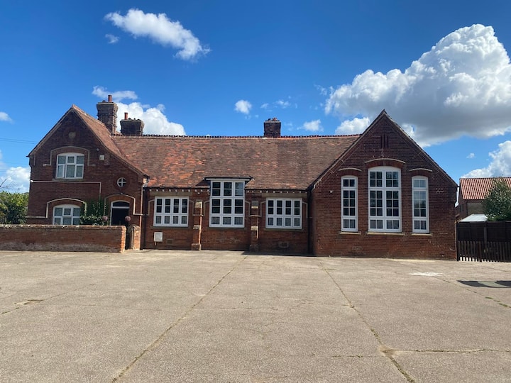Skool House & Halls (9 Bedroom Option) - Holt