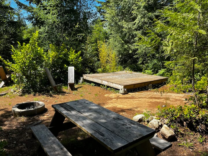 Bright Cosy Campsite - Sechelt