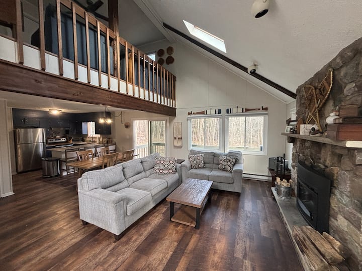 Creekside Cabin In Poconos Mountain Resort - Gouldsboro Lake, PA