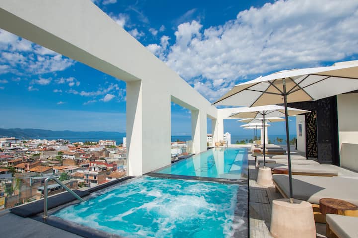 Blissful Ocean-view Penthouse With Rooftop Pool - Puerto Vallarta