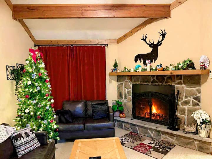 Lake Harmony Townhome. Fireplace, Hot Tub, Jacuzzi - Lake Harmony, PA