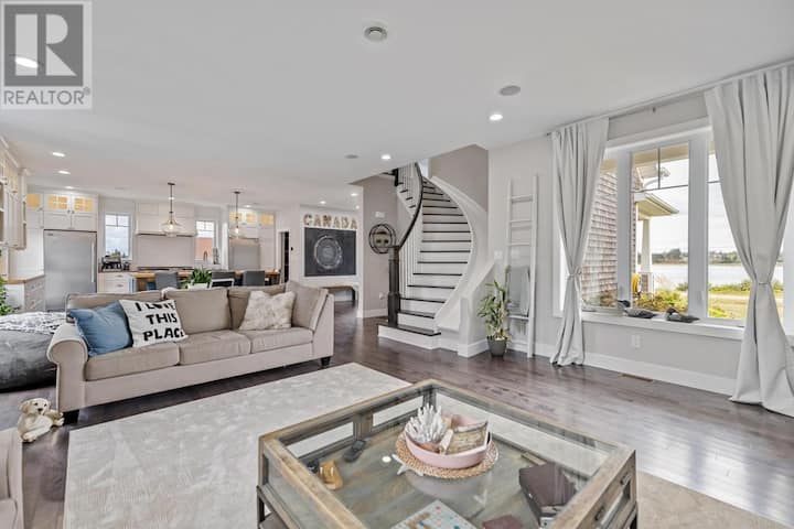Waterfront Home: Slide & Hot Tub - Cavendish