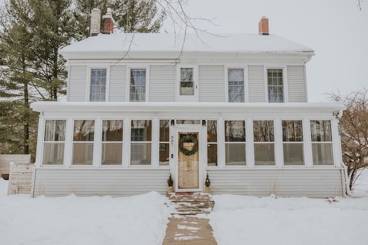 Winter Fun Near Ski Hills, New Sauna, King Bed - Taylors Falls, MN