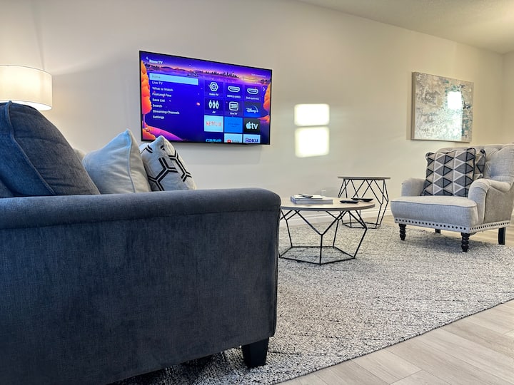 Beautiful Home Close To Busstop - Calgary