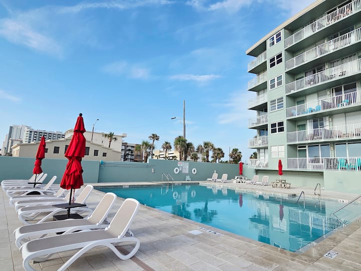 Top Floor Cozy Studio With Oceanview & Kitchenette - Daytona Beach, FL