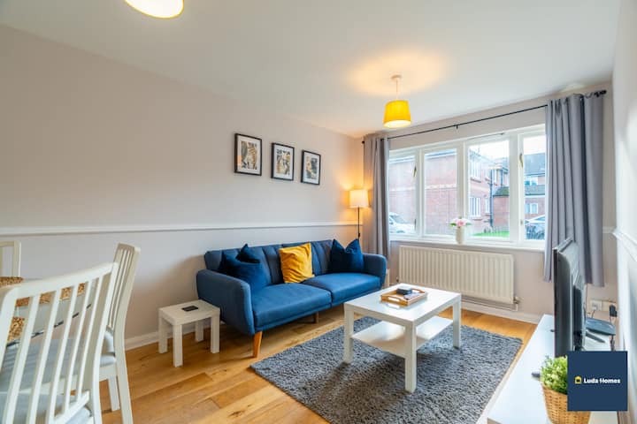 Camberley/ Sleeps 8 / Next To Hospital W/ Parking - Berkshire