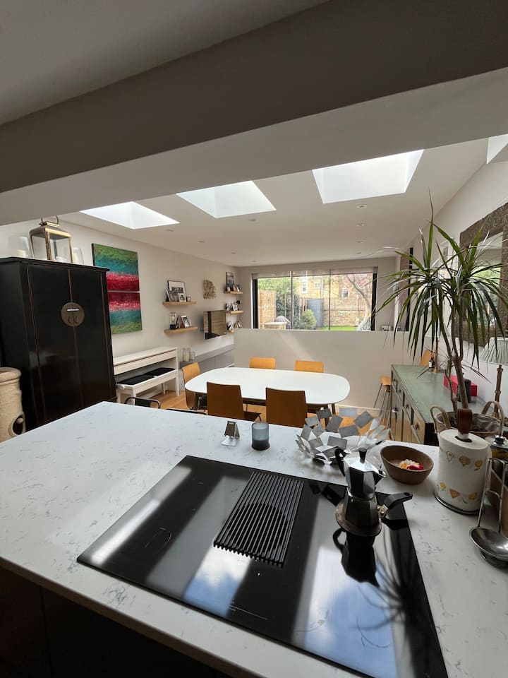 Central Location With Private Parking - Barnes
