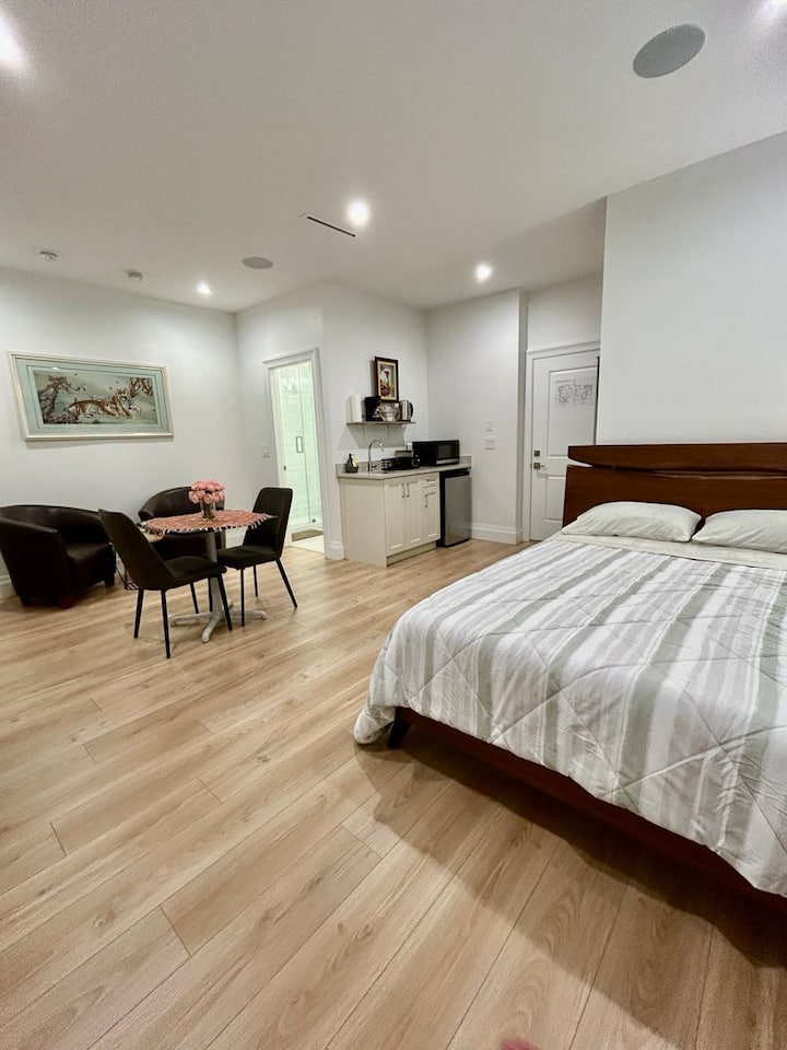 Bachelor Suite - North Vancouver