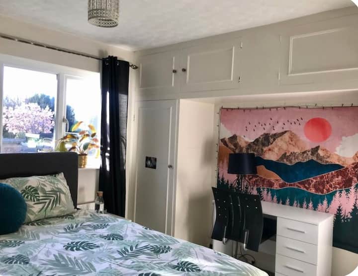 Gatwick Airport - 3 Mile | King Bedroom - Crawley