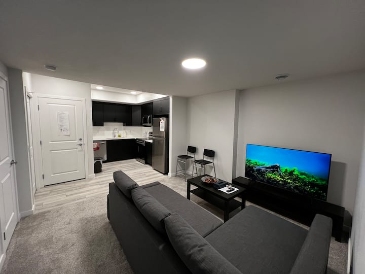 Minimal And Cozy 2br Suite | 20 Mins From Airport - Calgary